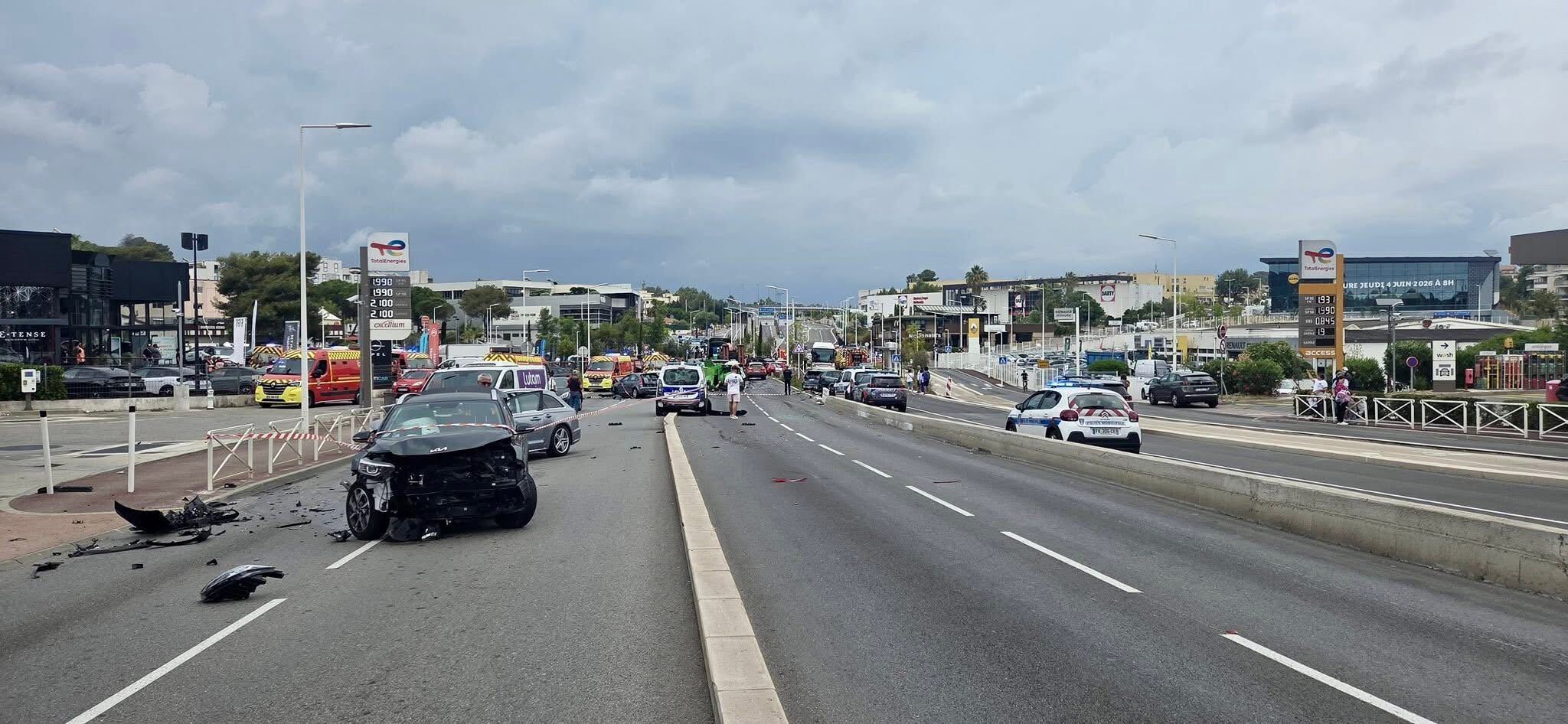Antibes : carambolage spectaculaire, le chauffeur du poids lourd aurait ...